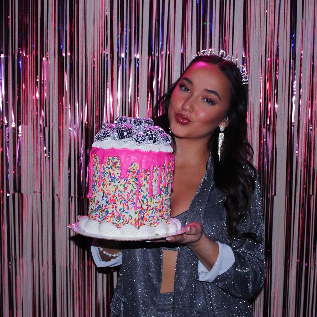 Watch Olivia Dunne Pose In LSU Uniform While Celebrating Her Teammate ...