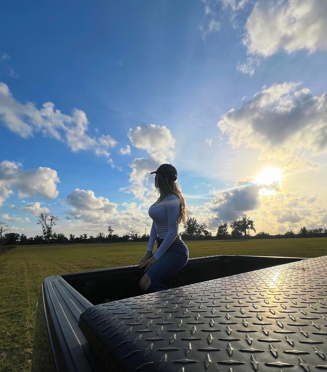 Volleyball Star’ Kayla Simmons Goes Viral Over Her Cleavage Spilling ...