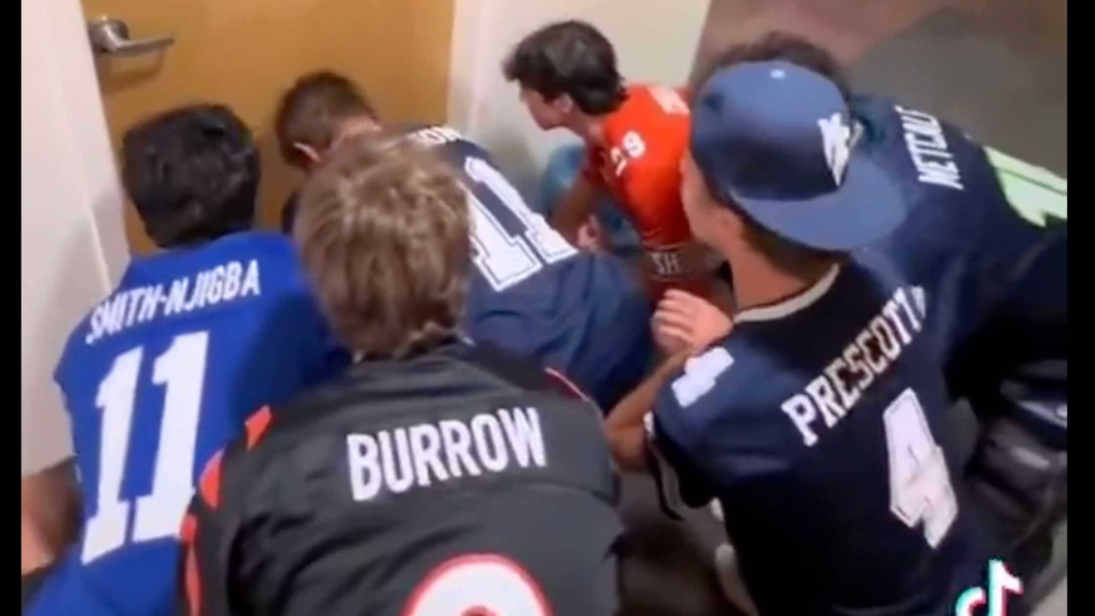 College Students Use a Flawless Tush Push to Break Into Their Dorm Room ...